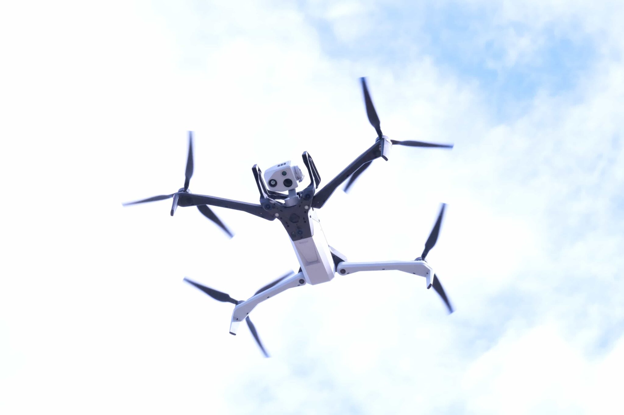 【緊急レポート】最新機種「Skydio X10」 プロパイロットが飛ばして感じた魅力とは？ | KDDIスマートドローン株式会社